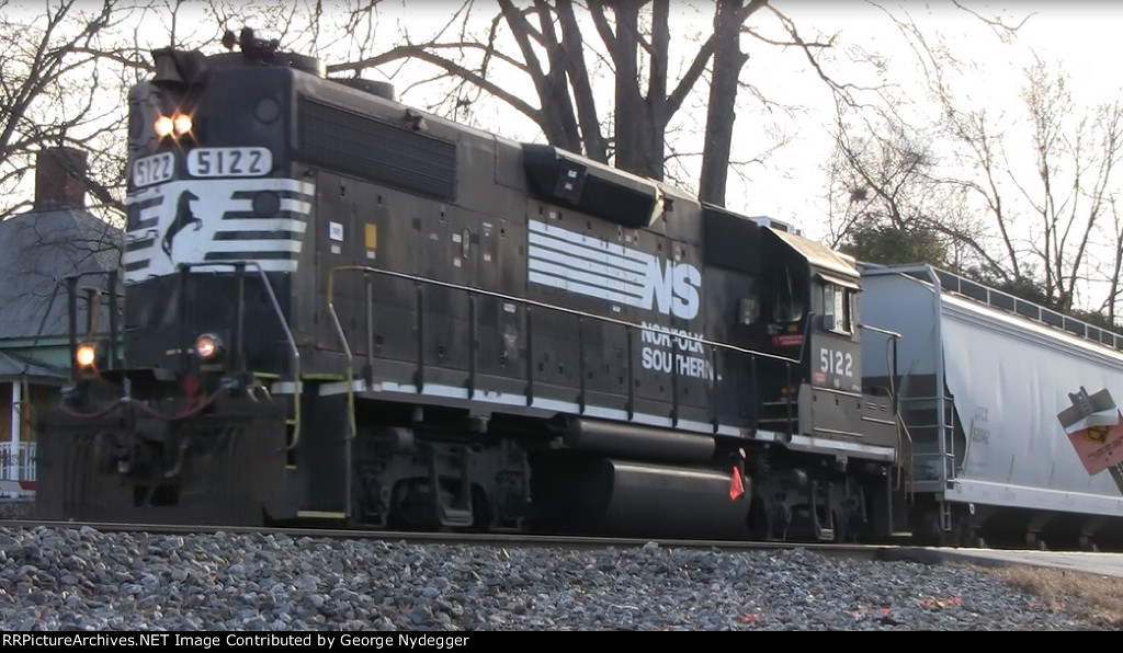 NS 5122 / GP38-2 a "High-Hood" leading with the long hood